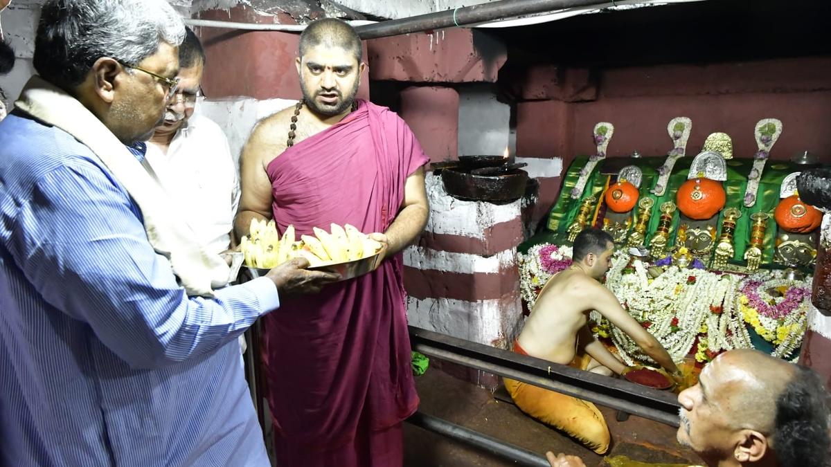CM visits Hasanamba Temple in Hassan - The Hindu