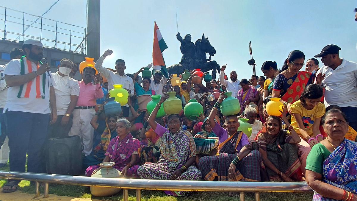 Erratic drinking water supply: Women protest with empty pots in ...