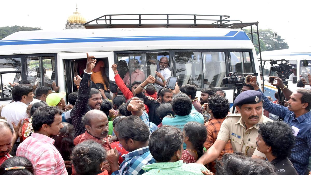 Nomadic tribes try to gherao Minister to draw attention to their plight ...