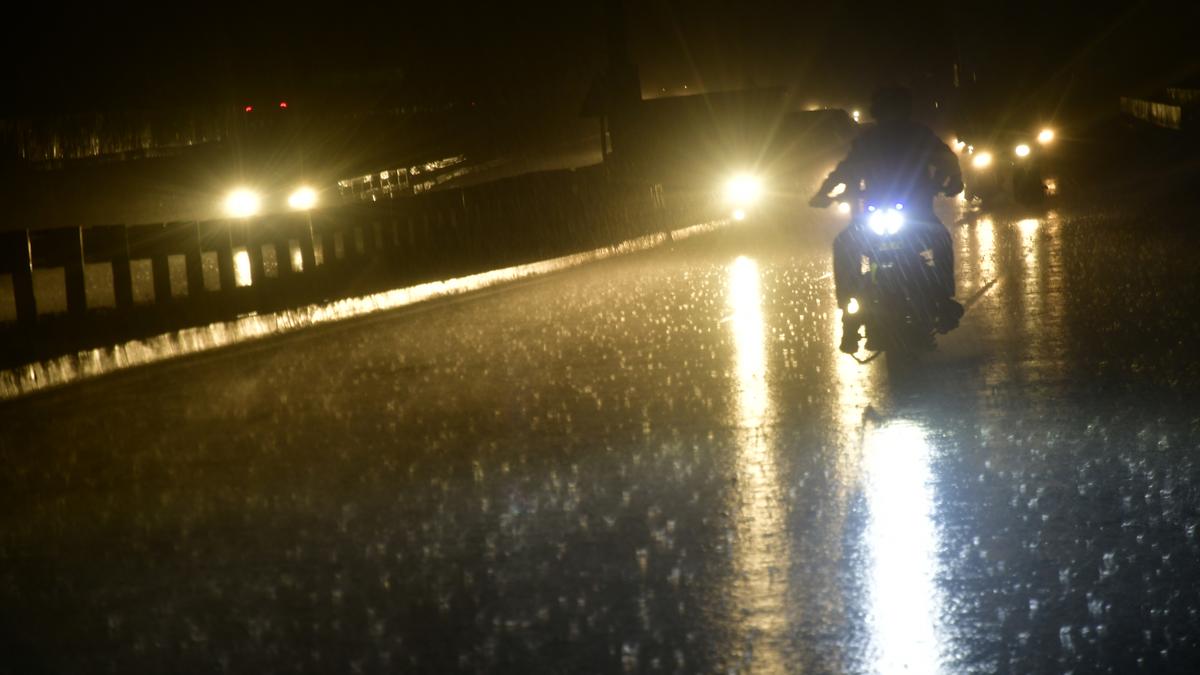 Sudden rain brings relief to Tiruchi - The Hindu