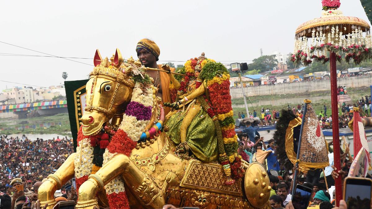 Lord Kallazhagar to enter Vaigai on April 23 - The Hindu