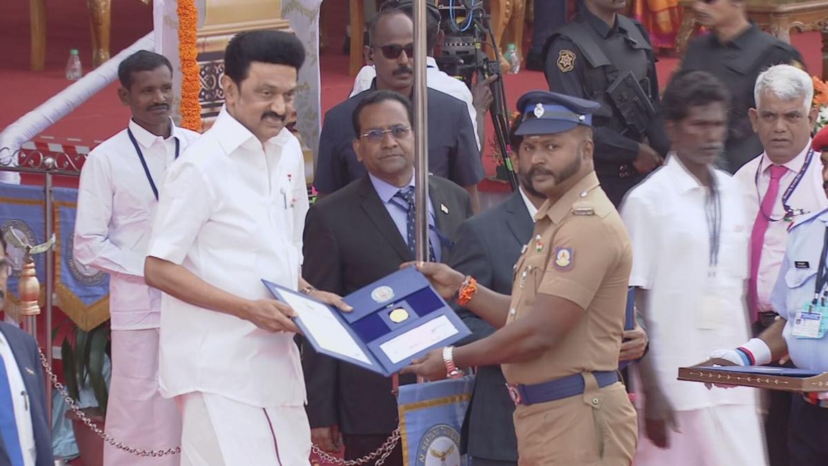 A head constable’s quick thinking saves the day - The Hindu