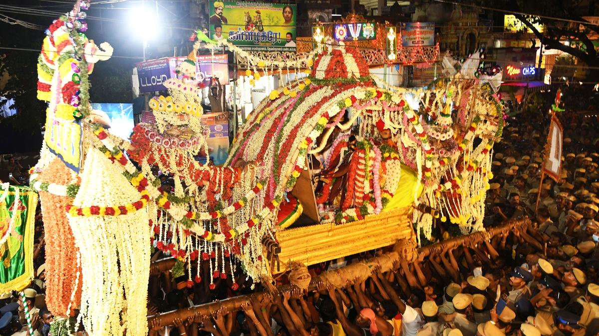 Lord Kallazhagar leaves for His abode on ‘Poo Pallakku’ - The Hindu