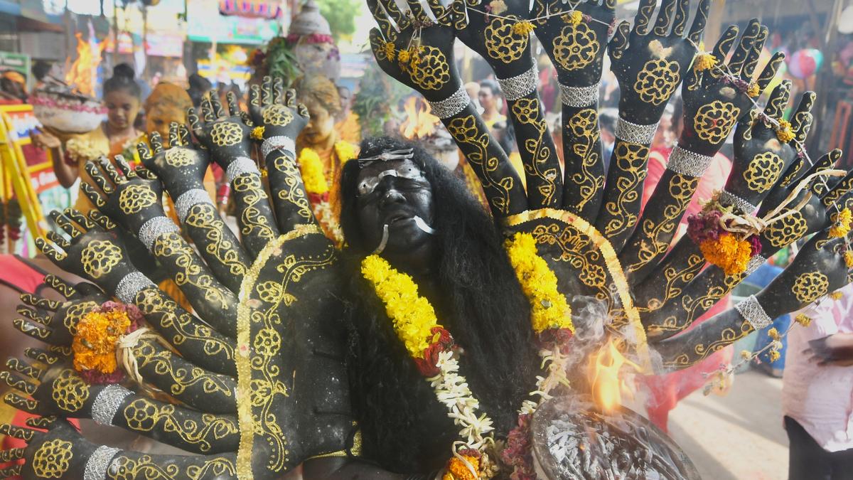Thousands witness ‘soorasamhaaram’ at Mutharamman temple in ...