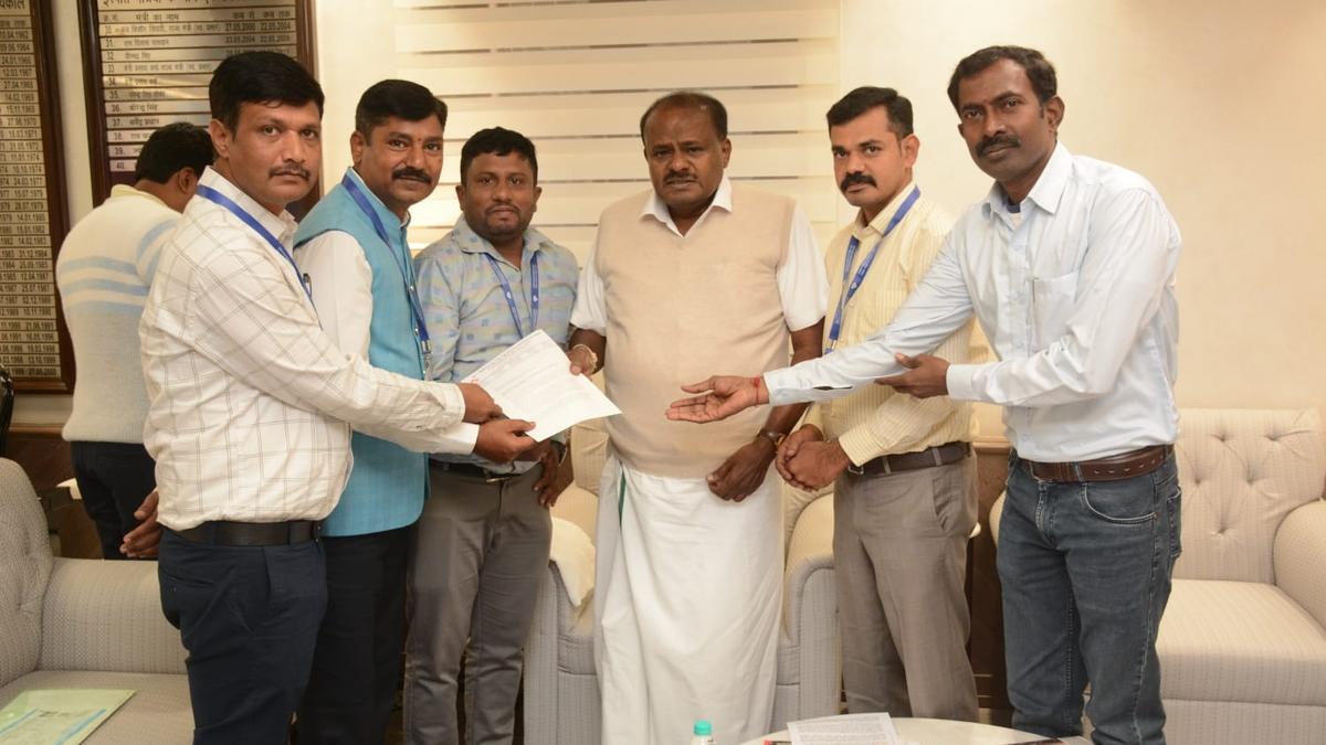 VISL workers meet HDK in Delhi; appeal him for revival of plant in ...