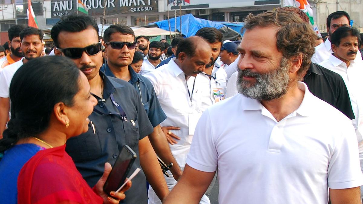 Rahul Gandhi helps women who fell during his yatra - The Hindu