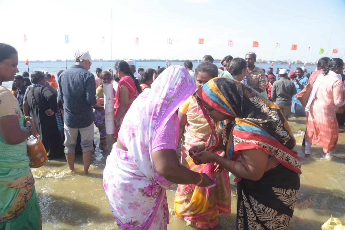 Huge crowds throng Bara Shaheed Dargah in Nellore to celebrate ’Rottela ...