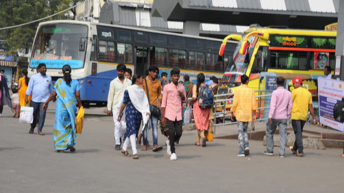 Heavy crowds at Erode bus stands, railway station after Pongal holidays ...