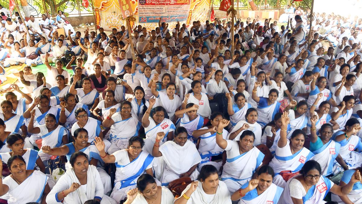 ASHA workers launch 36-hour ‘Maha Dharna’ in Visakhapatnam - The Hindu