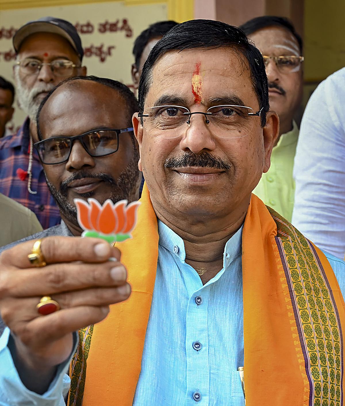 Pralhad Joshi, accompanied by Yediyurappa and Shettar, files nomination papers amid much fanfare ...