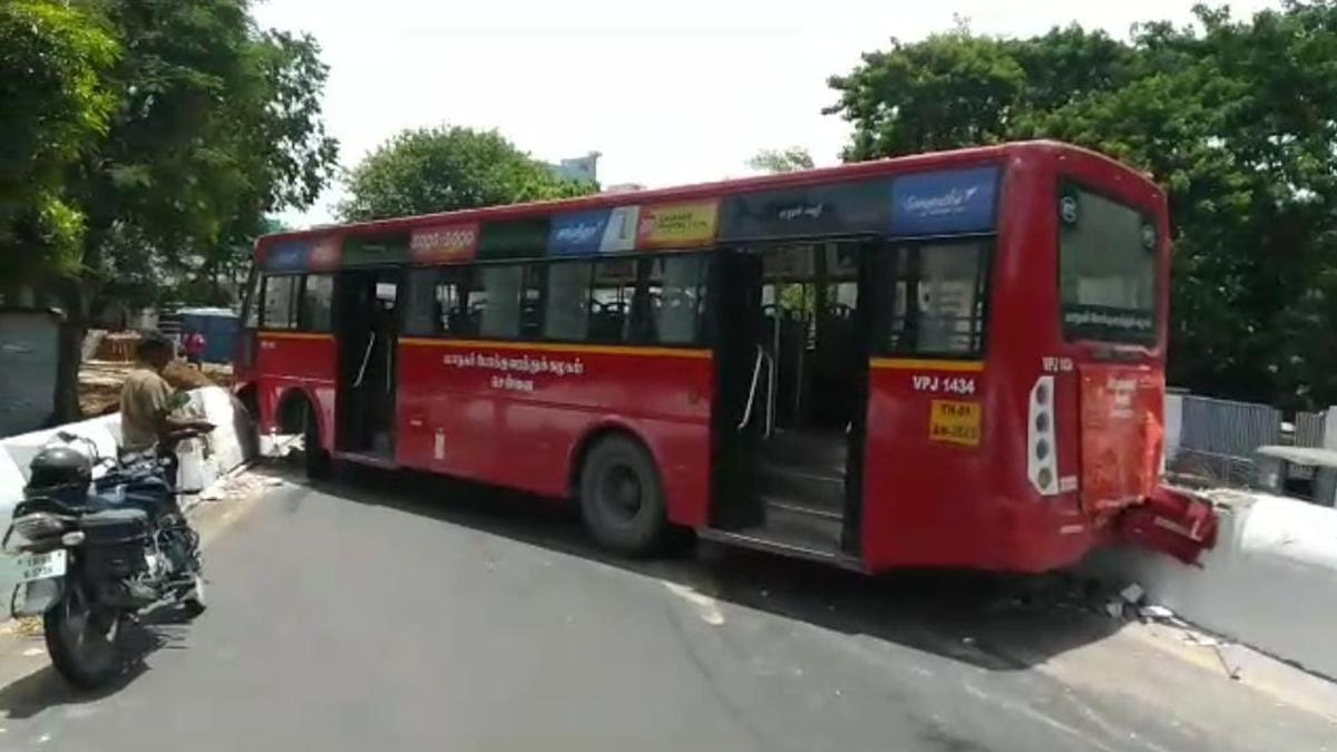 Government bus in Chennai crashes into parapet of Anna Flyover, no ...