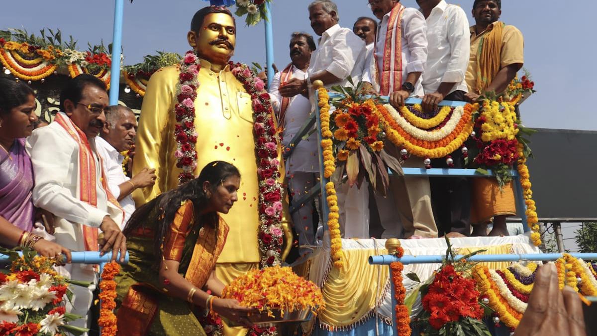 A.P. Minister unveils statue of former MLA Yellareddy Bheemi Reddy in ...