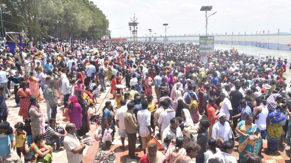 Huge crowds throng Bara Shaheed Dargah in Nellore to celebrate ’Rottela ...