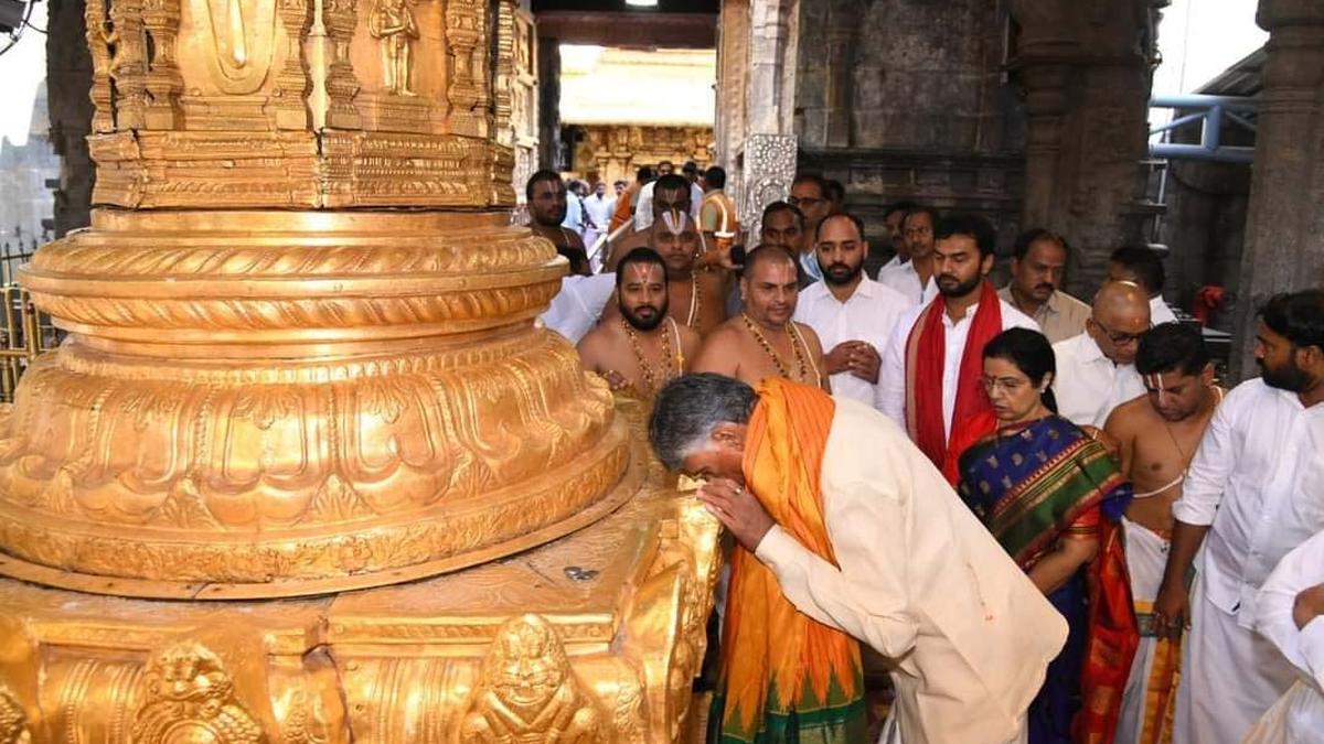 A.P. Chief Minister Chandrababu Naidu, family pray at Tirumala temple - The Hindu