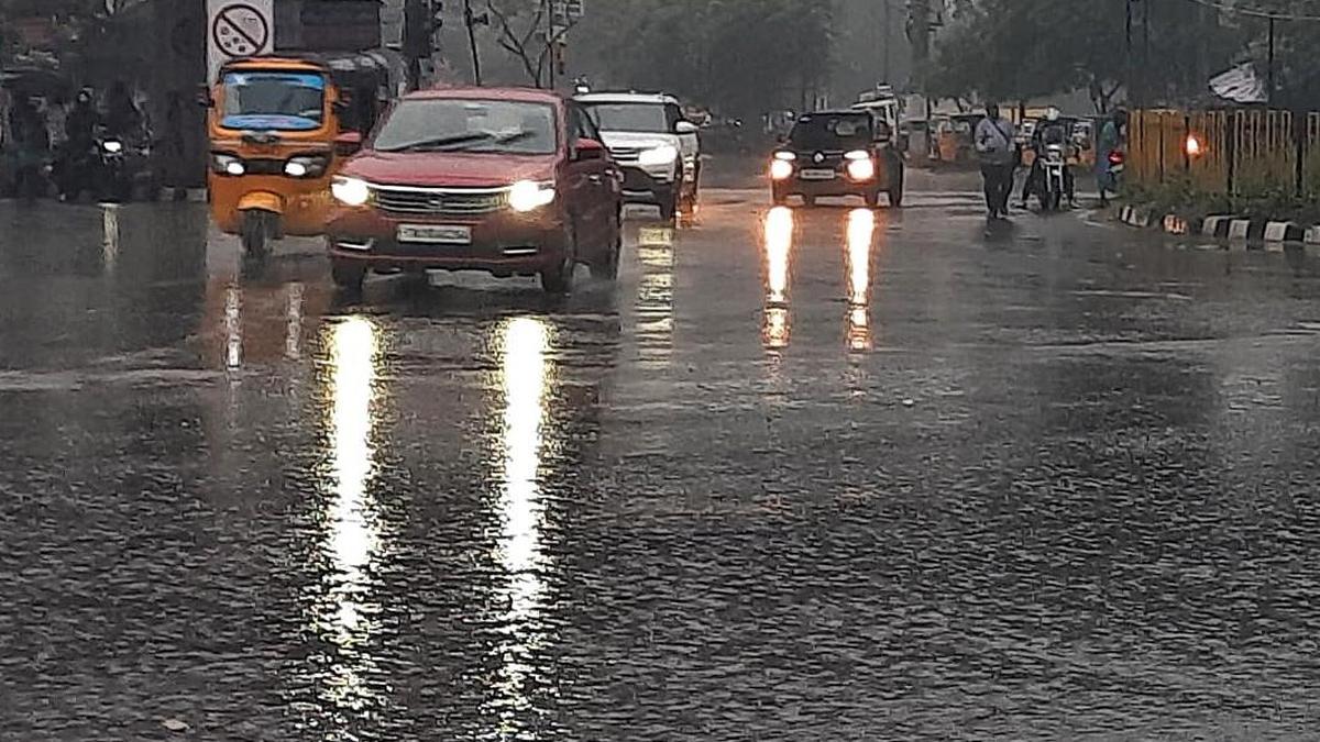 Tiruchi, parts of delta districts record intermittent rainfall - The Hindu