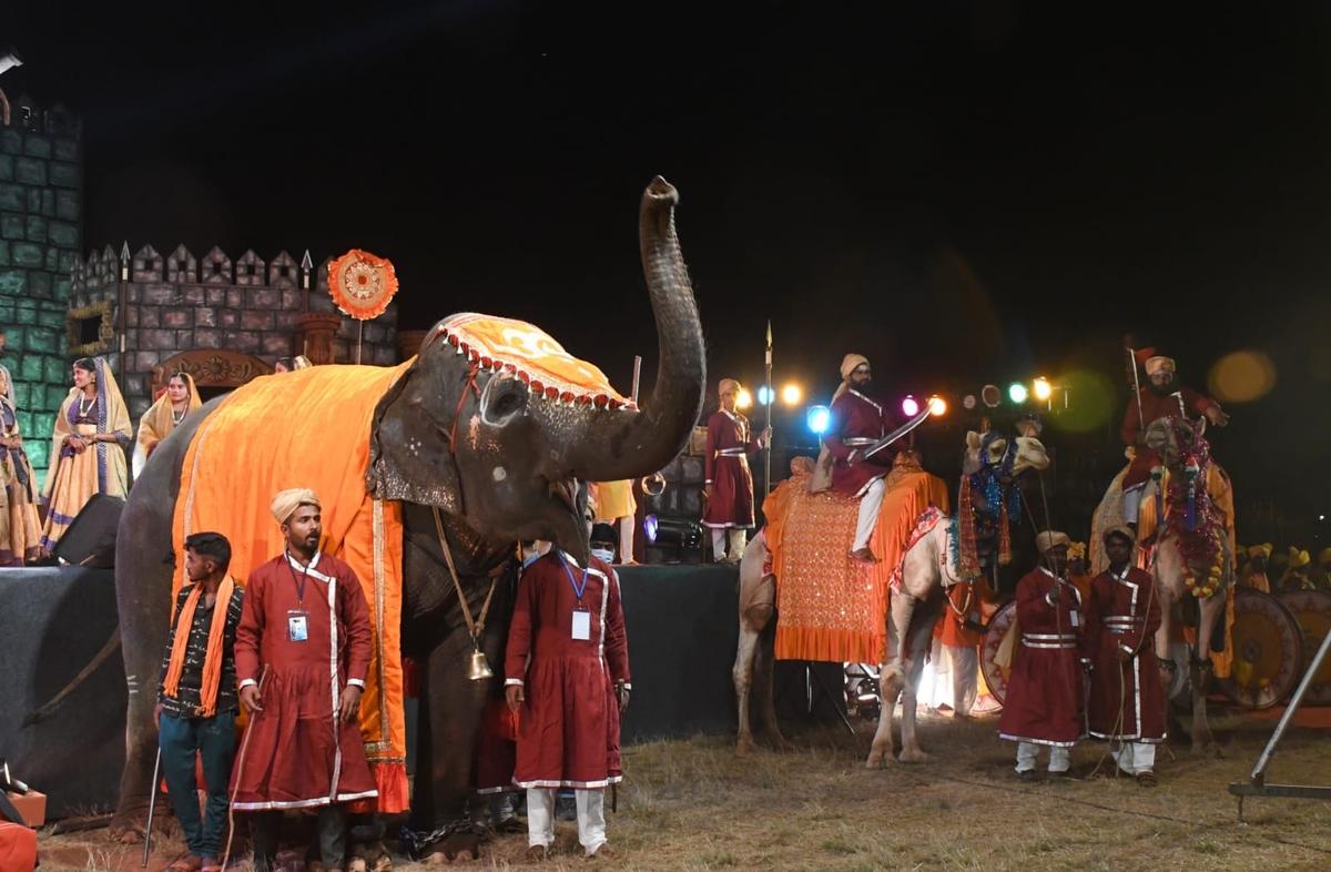 Kittur Rani Chennamma comes alive on stage in Dharwad, CM Bommai ...