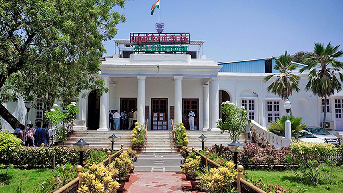 Chief Minister hands over solatium to kin of media persons who died of ...