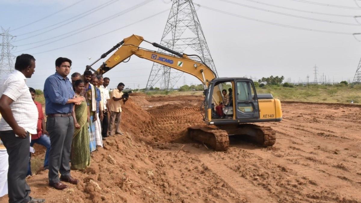 Desilting of tank channels begins - The Hindu