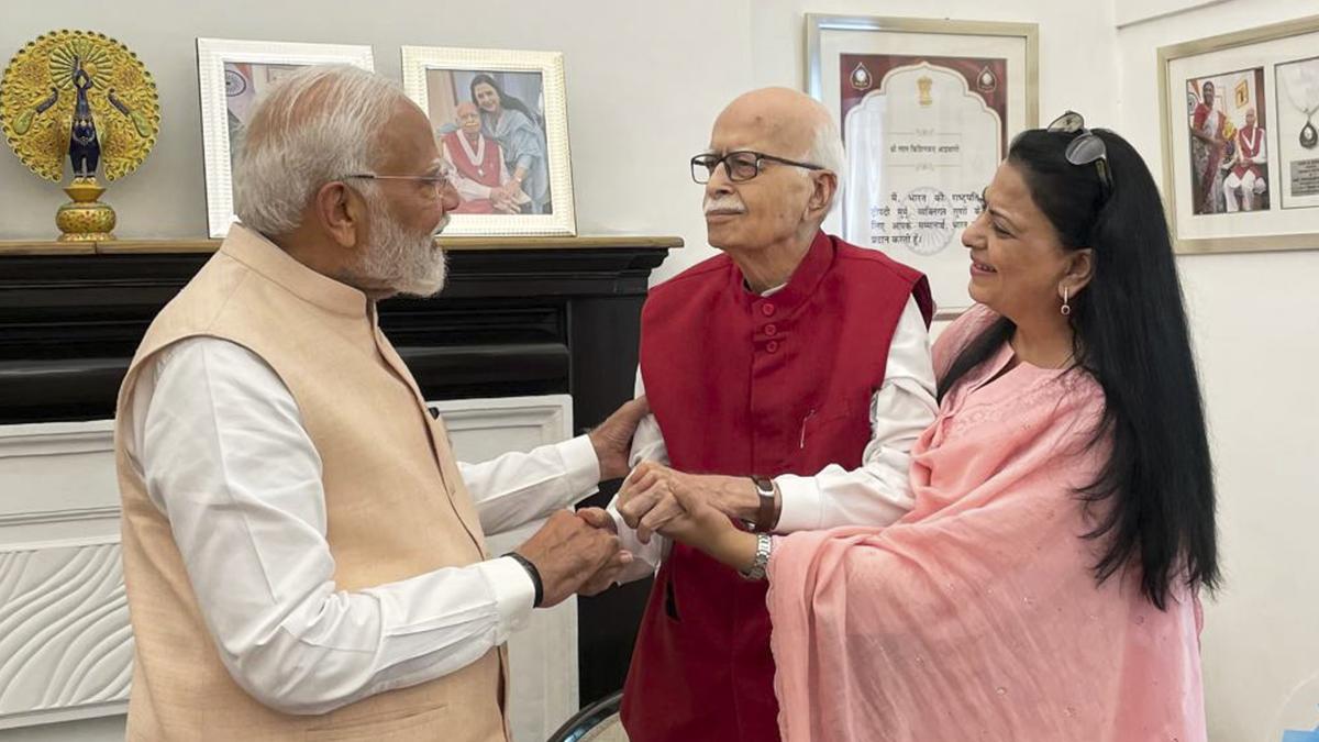 Modi meets Advani, Murli Manohar Joshi before staking claim as PM for ...