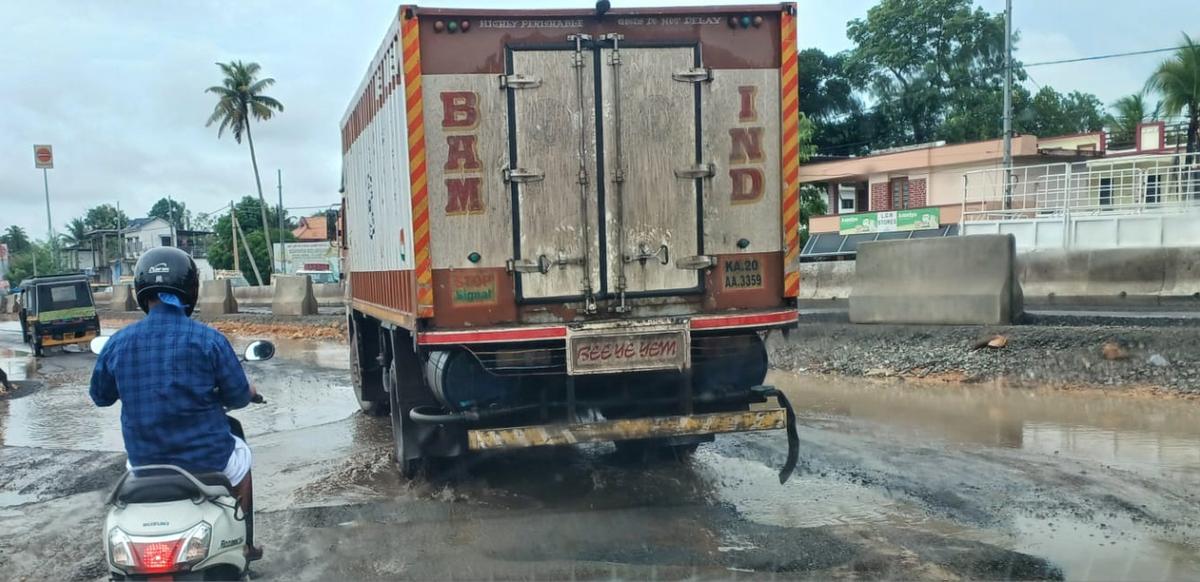 Commuters have a tough time in Aroor-Thuravur NH corridor - The Hindu