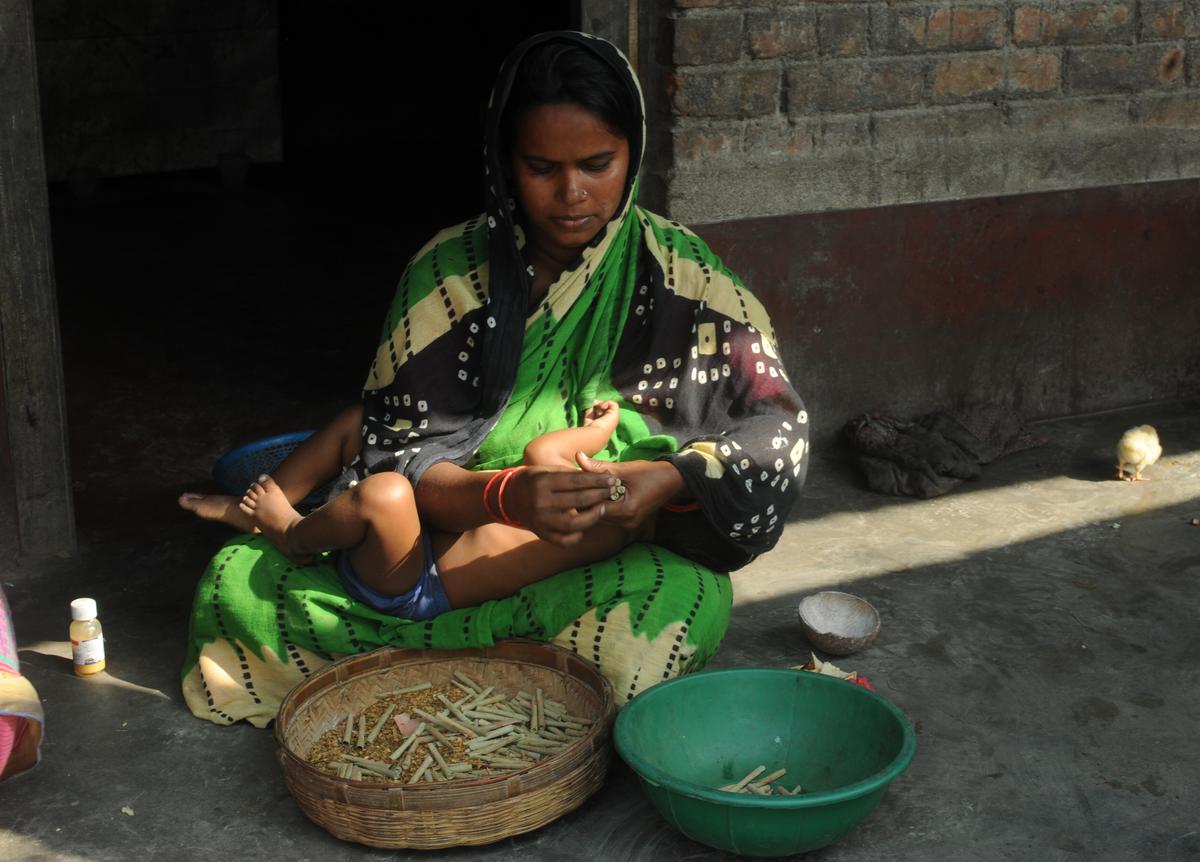 Dusk descends on the beedi rollers of Murshidabad - The Hindu