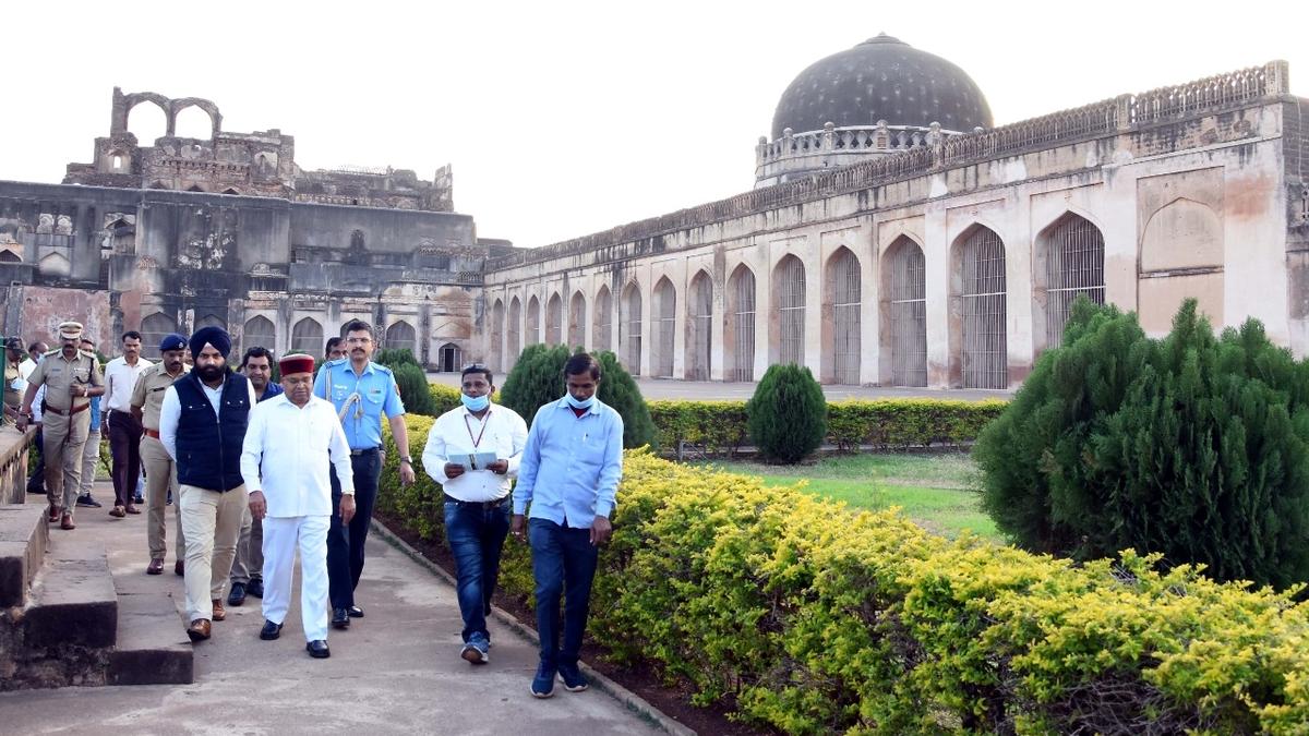Governor Gehlot visits Bidar’s historic fort and Shree Guru Nanak Jhira ...