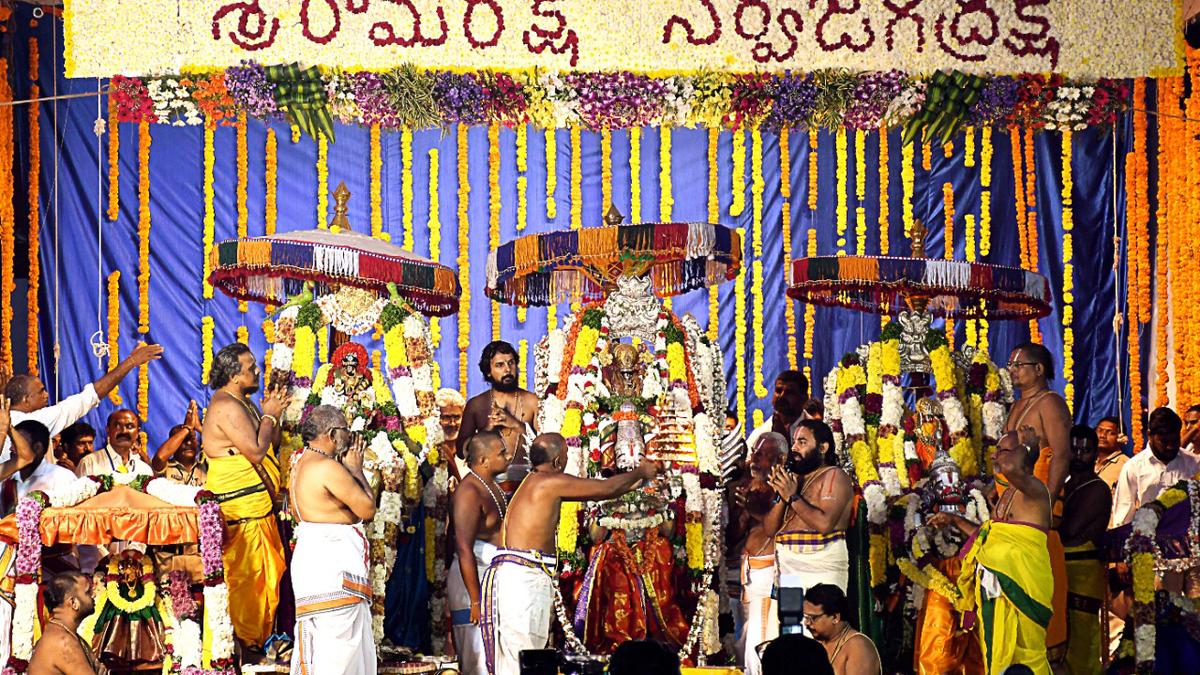 Spiritual ecstasy marks ‘Uttara Dwara Darshanam’ in Bhadradri - The Hindu