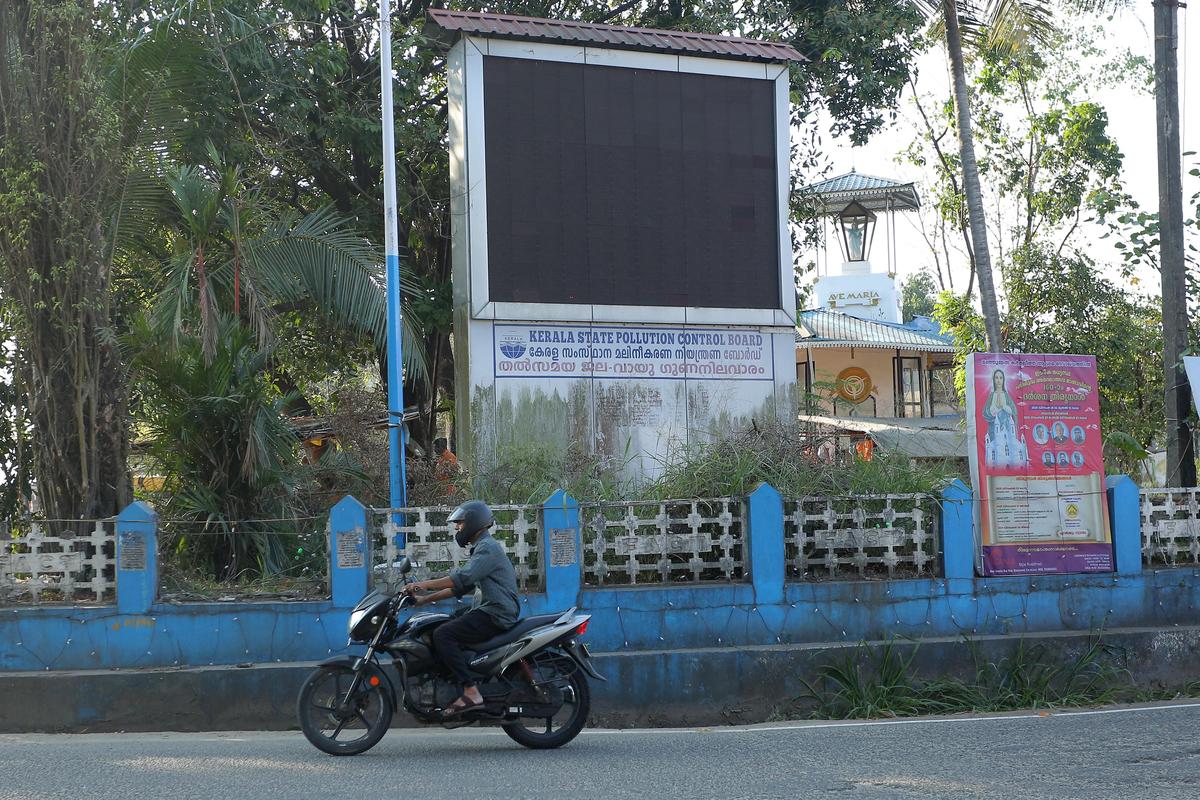 Life is a stink for Eloor-Edayar residents - The Hindu