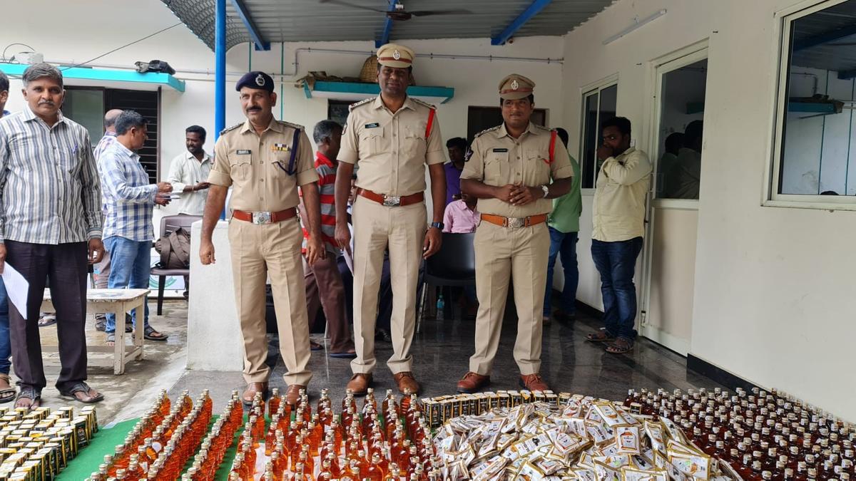 Two held for ‘smuggling’ liquor from Karnataka into A.P. - The Hindu