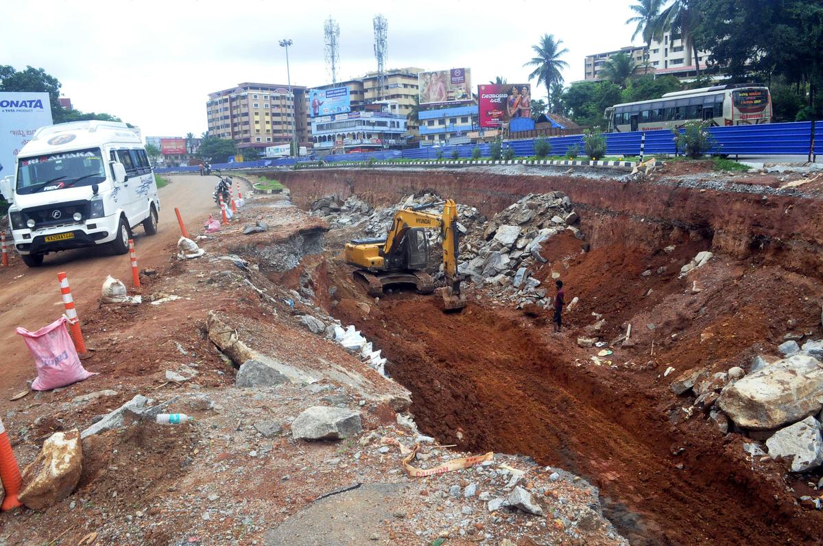 Udupi DC sets 3-day deadline to address landslip risk at Santhekatte ...