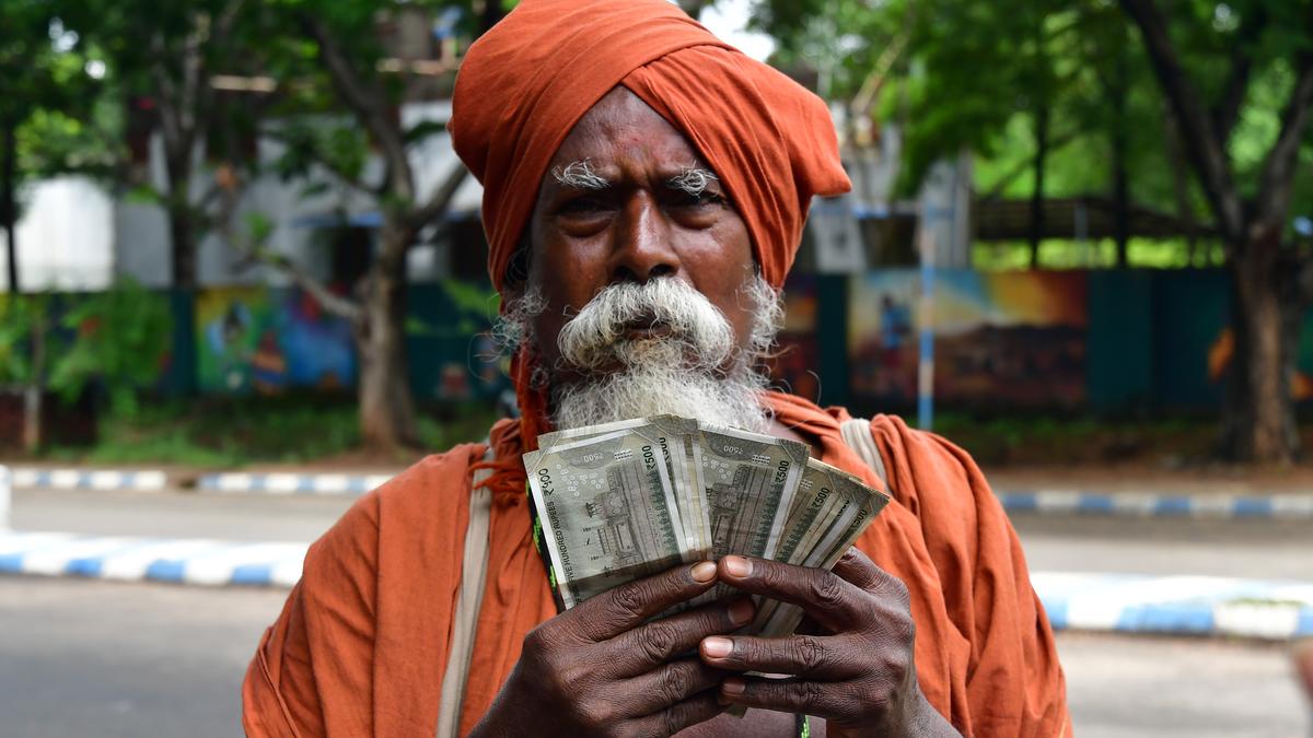 Alms-seeker returns to contribute to CM’s Public Relief Fund - The Hindu