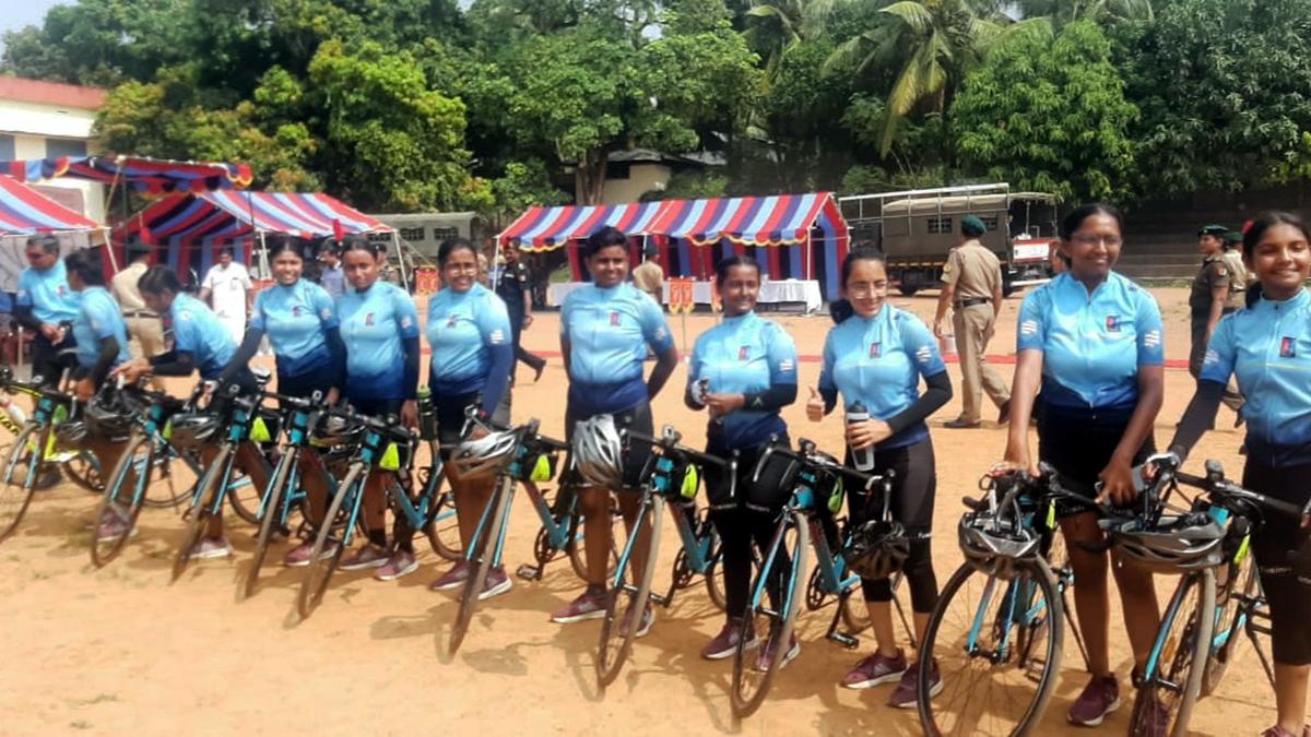 All-women NCC mega cyclothon reaches Guruvayur - The Hindu