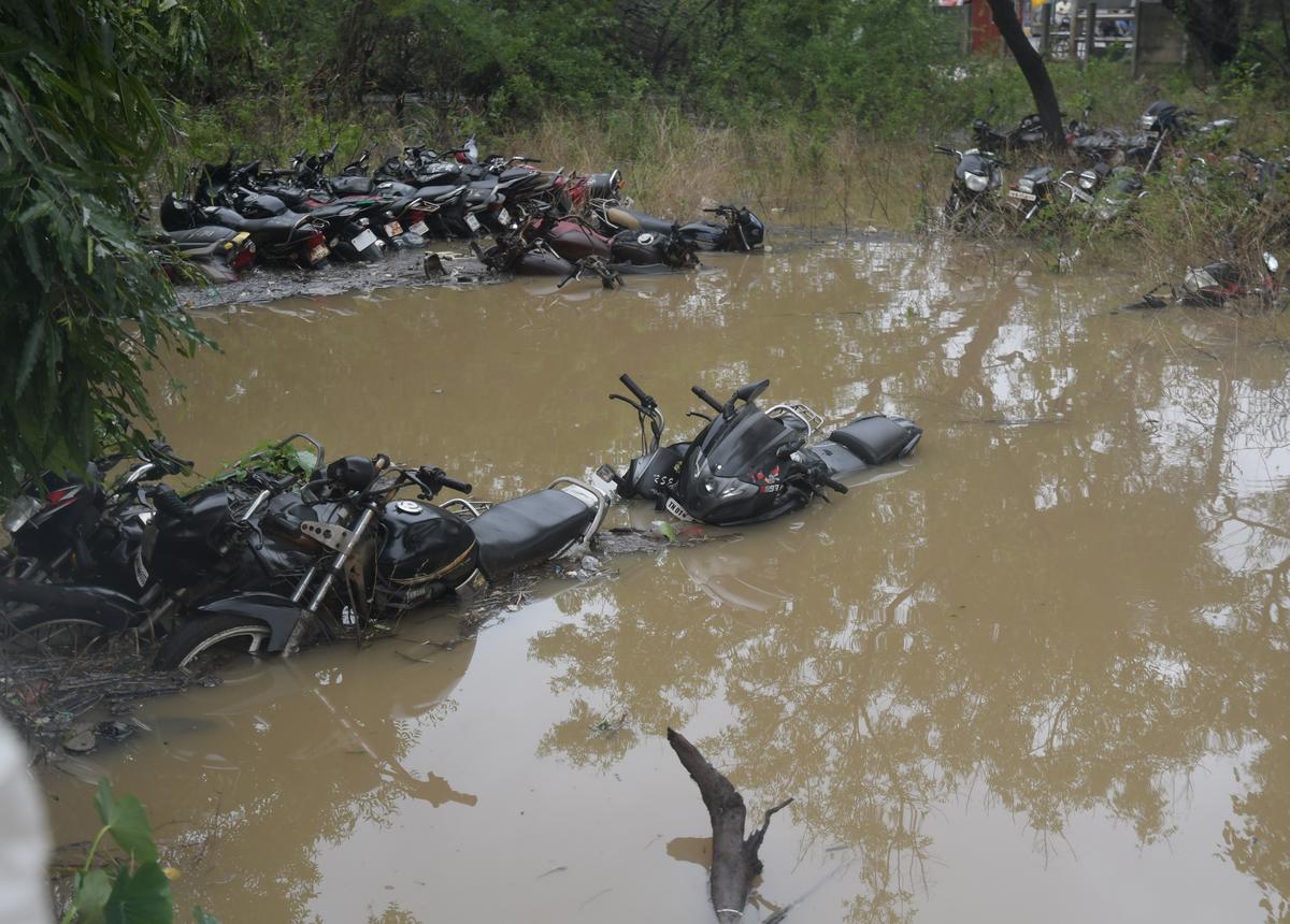 In Photos | Cyclone Mandous lashes Chennai, disrupts life - The Hindu
