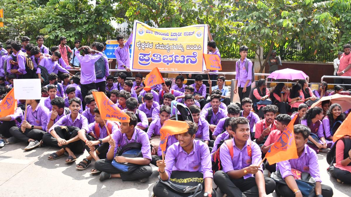 ABVP protests against Mangalore University, raises many student-centric ...