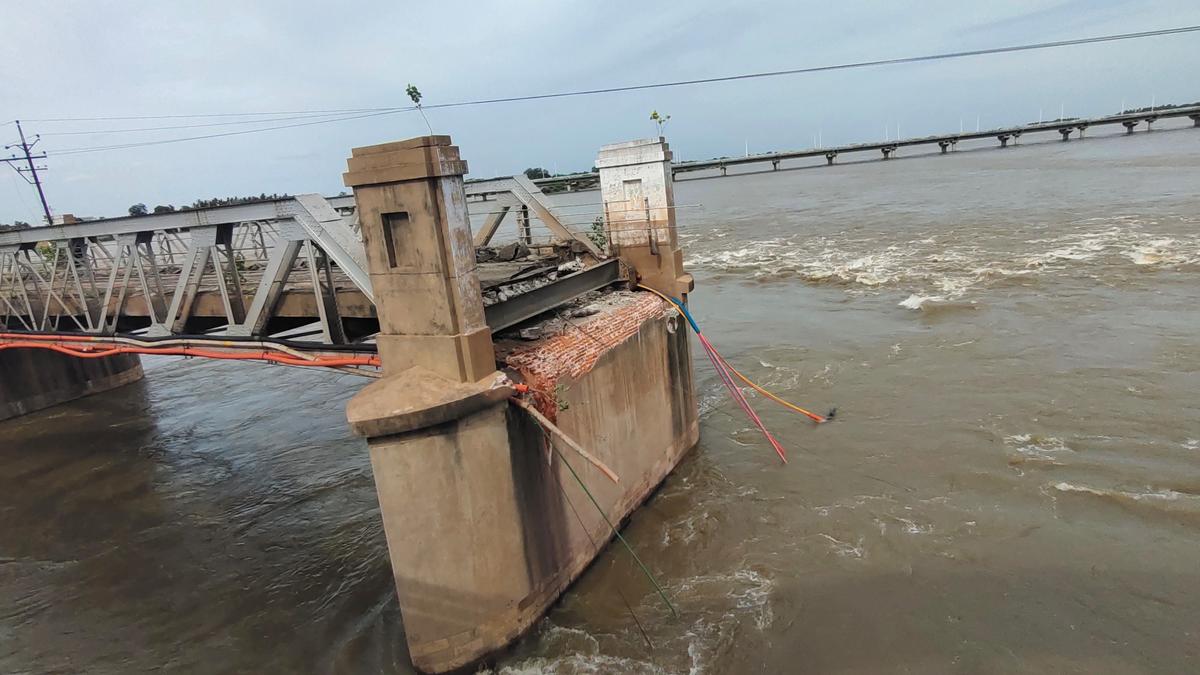 One more pier of old Kollidam bridge washed away - The Hindu