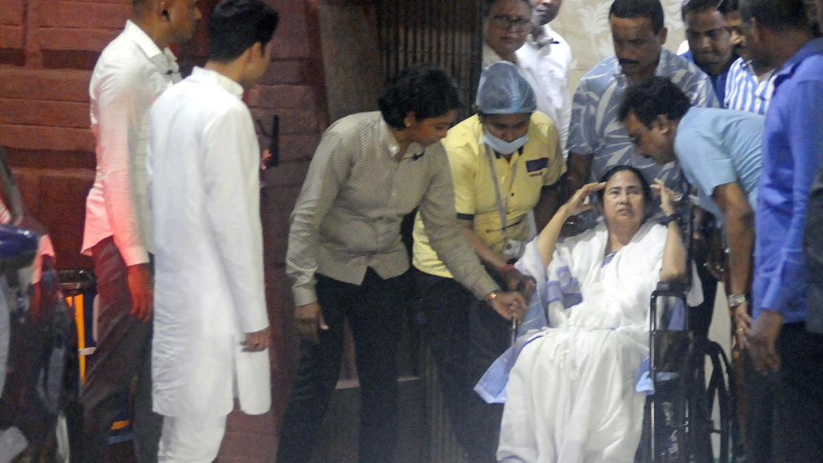 Mamata Banerjee undergoes microsurgery on left knee at Kolkata hospital ...