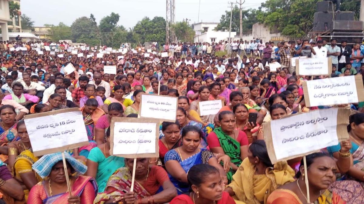 Andhra Pradesh: NAOB displaced people stage protest at Rambilli in ...