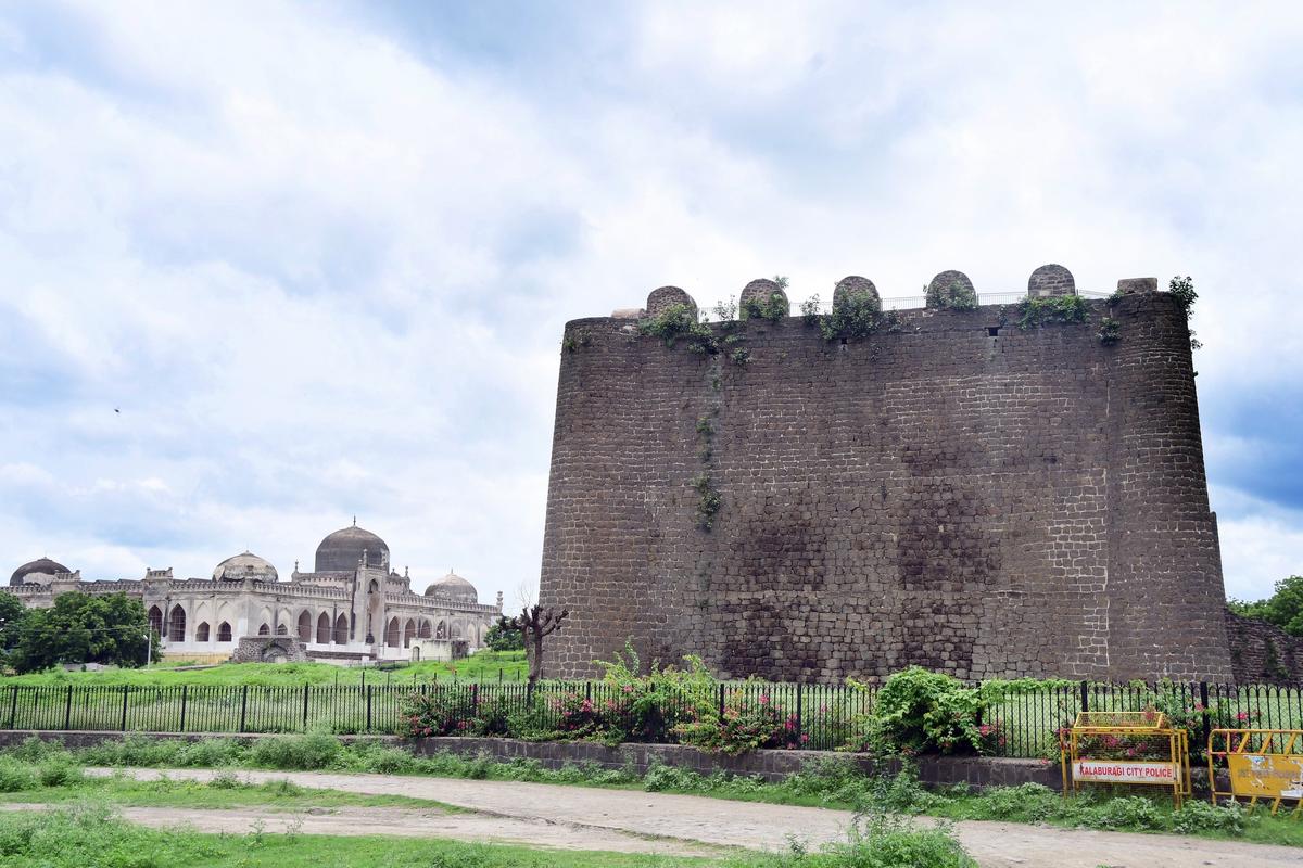 A fort that symbolises independence of Deccan from the clutches of ...