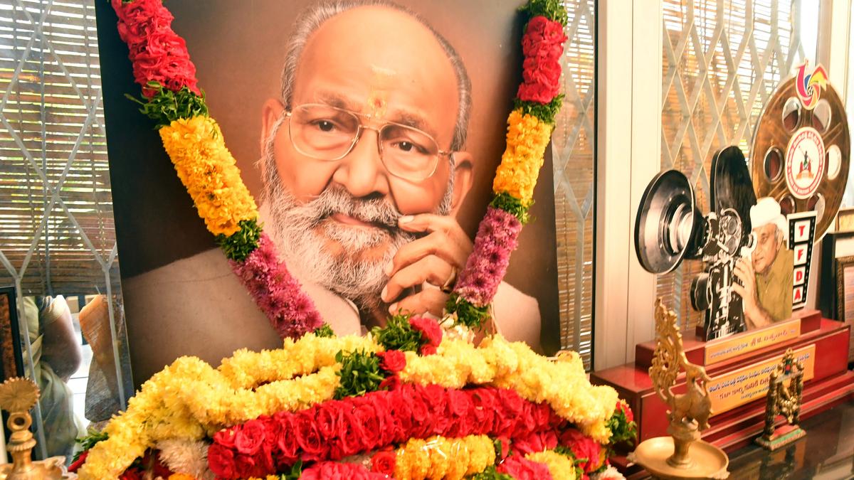 Condolences pour in over the death of ace Telugu film director ...