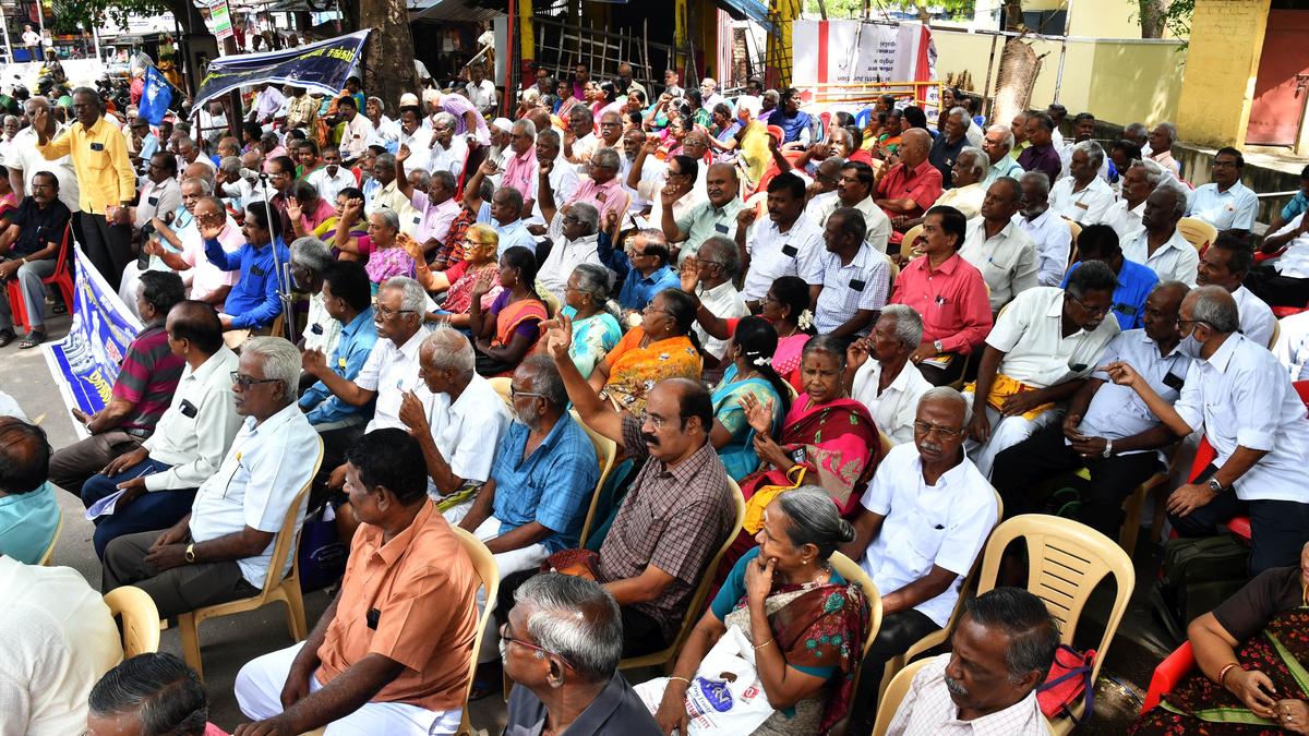 Retired government employees stage demonstration - The Hindu