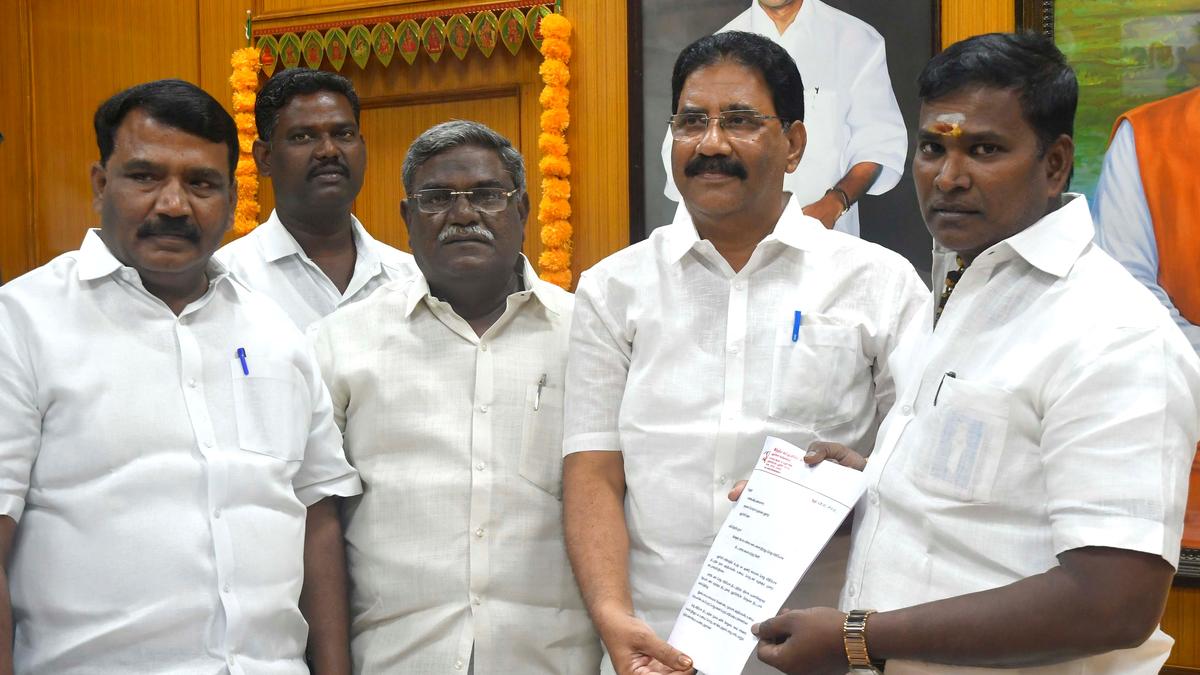 CPI submits memorandum on reopening of PDS outlets - The Hindu