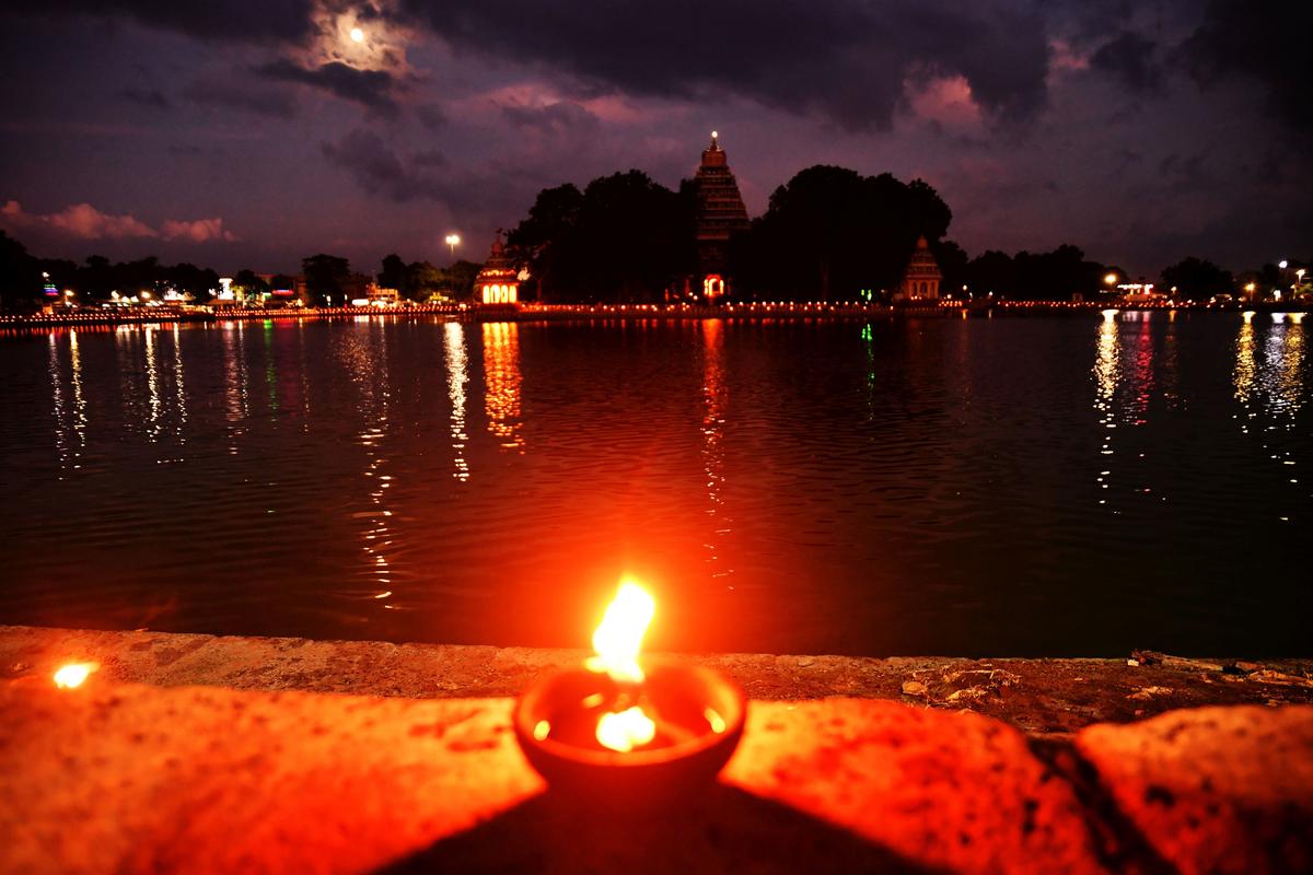 ‘Mahadeepam’ lit at Tirupparankundram hillock in Madurai for Karthigai Deepam - The Hindu