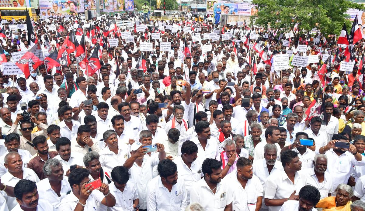 AIADMK protests against proposed hike in power tariff - The Hindu