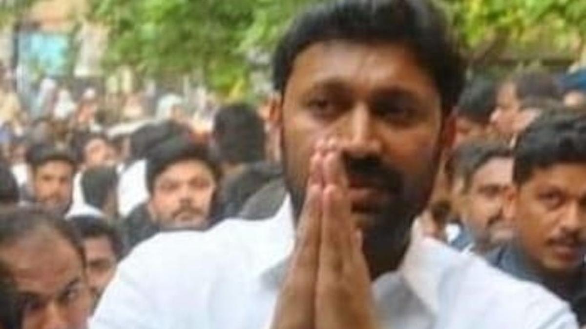 Vivekananda Reddy murder case | YSRCP MP Avinash 'arrested' by CBI, released - The Hindu