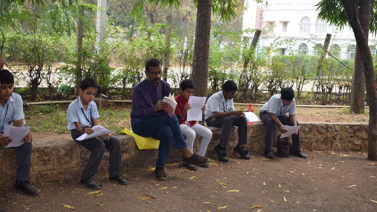 Outdoor book reading session thrills school students - The Hindu