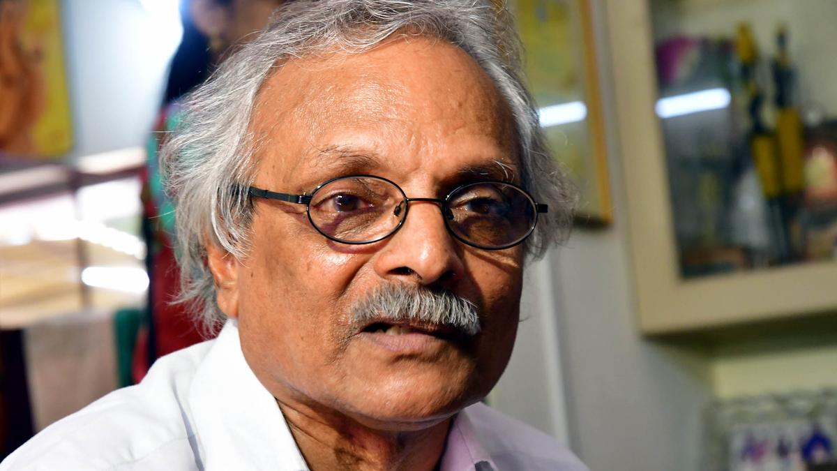 Writer M. Mukundan denounces ‘crowned politicians’ - The Hindu