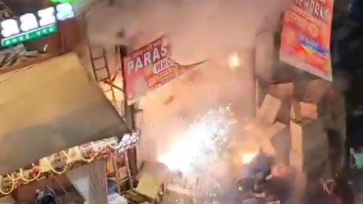 Fire breaks out at cracker shop at Ramkote, no casualties - The Hindu