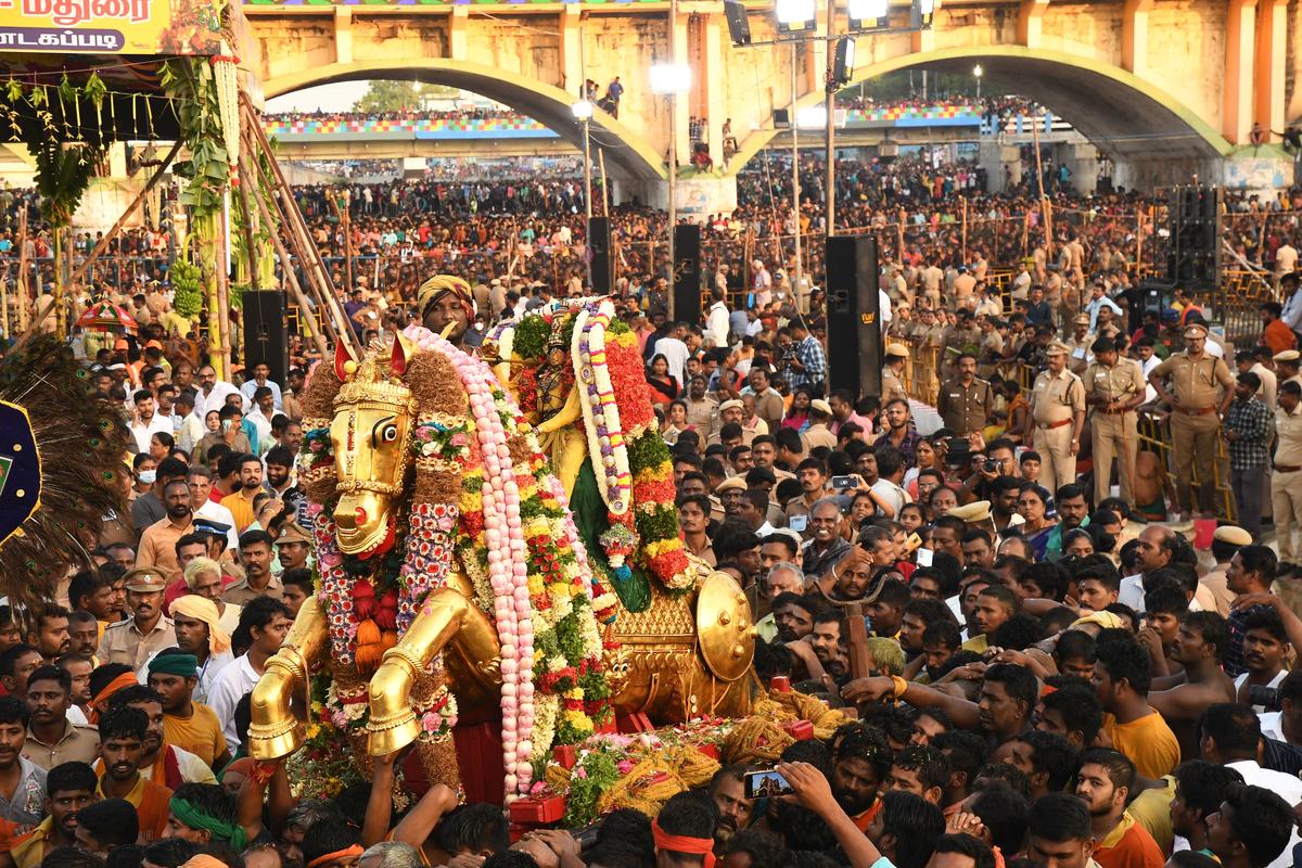Thousands of devotees witness Lord Kallazhagar’s entry into Vaigai ...