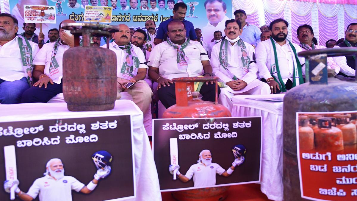 HDK gives a month’s time to Govt. to end communal divide - The Hindu