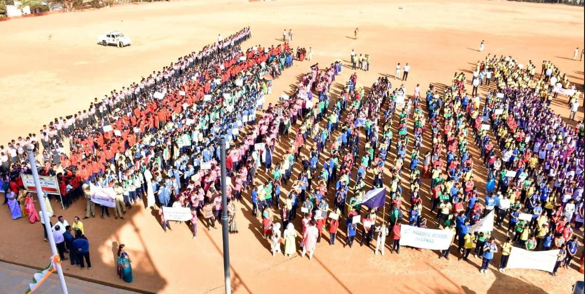 Over 10,000 students take part in ‘Heritage Walk’ for Constitution ...